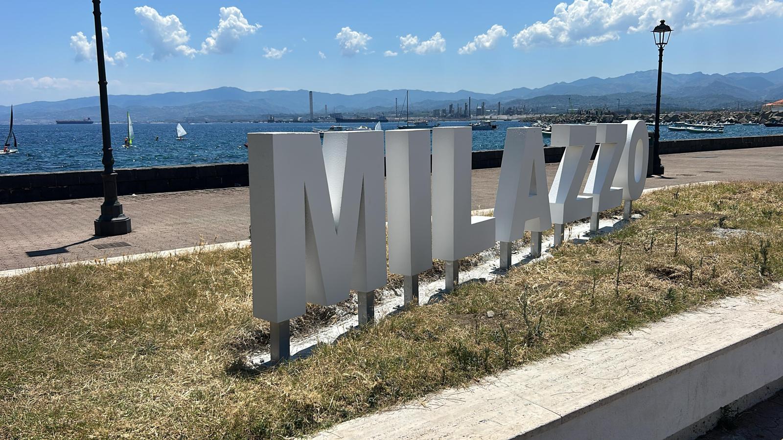 In Marina spunta la scritta di benvenuto “Milazzo”, il Comune: “Il ...